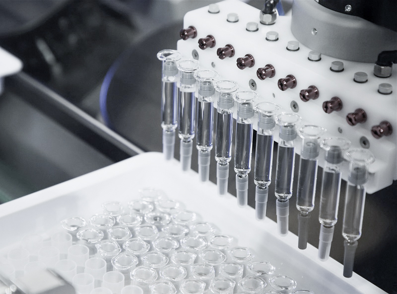 Fully automated inspection and filling of syringes