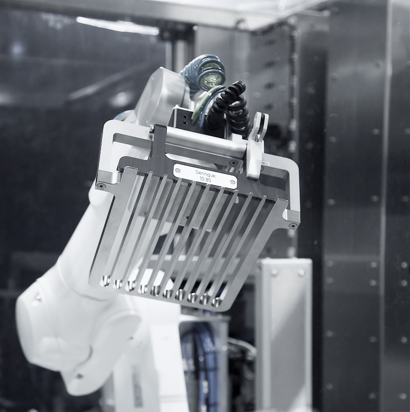 Fully automated inspection and filling of syringes