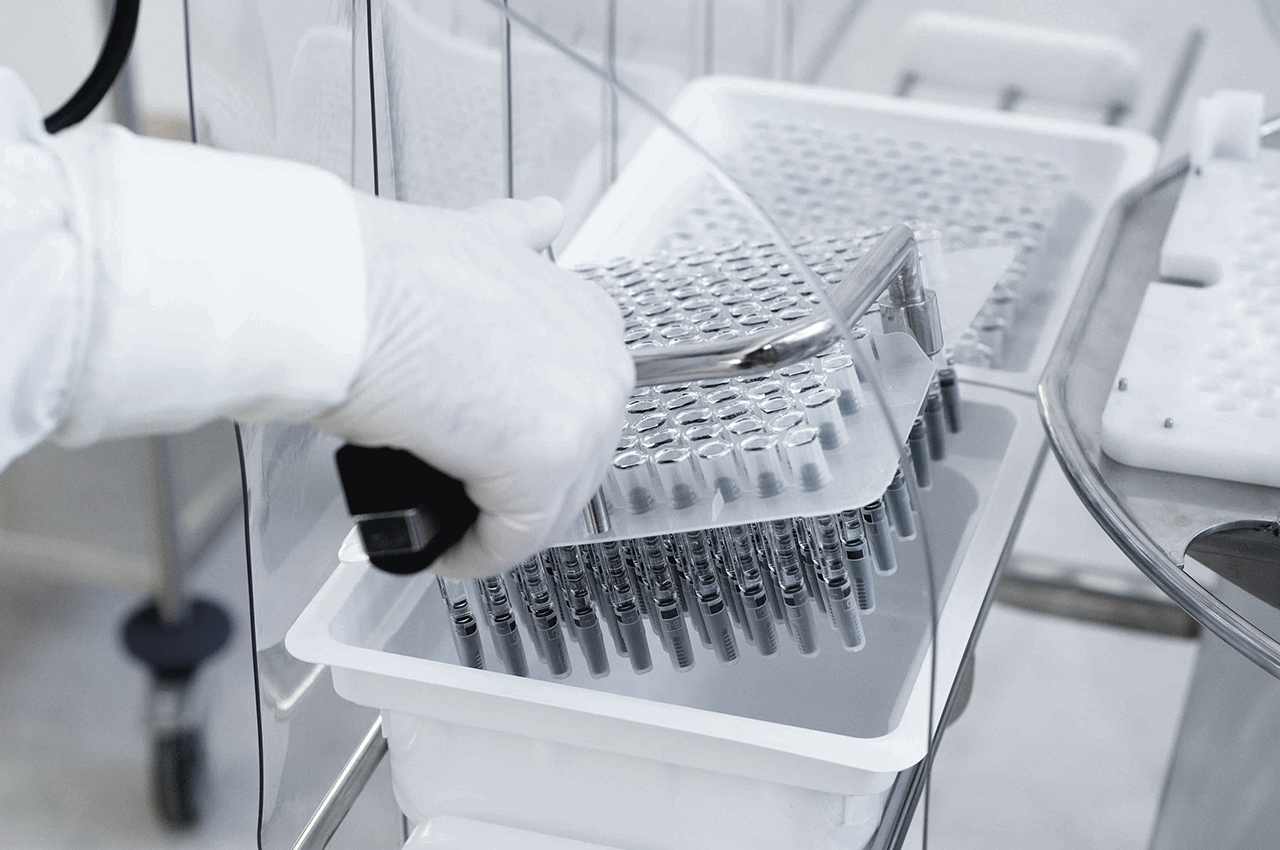 Filling and closing syringes