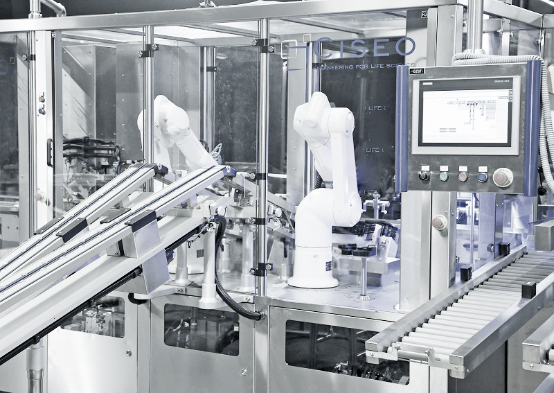 Fully automated inspection and filling of syringes